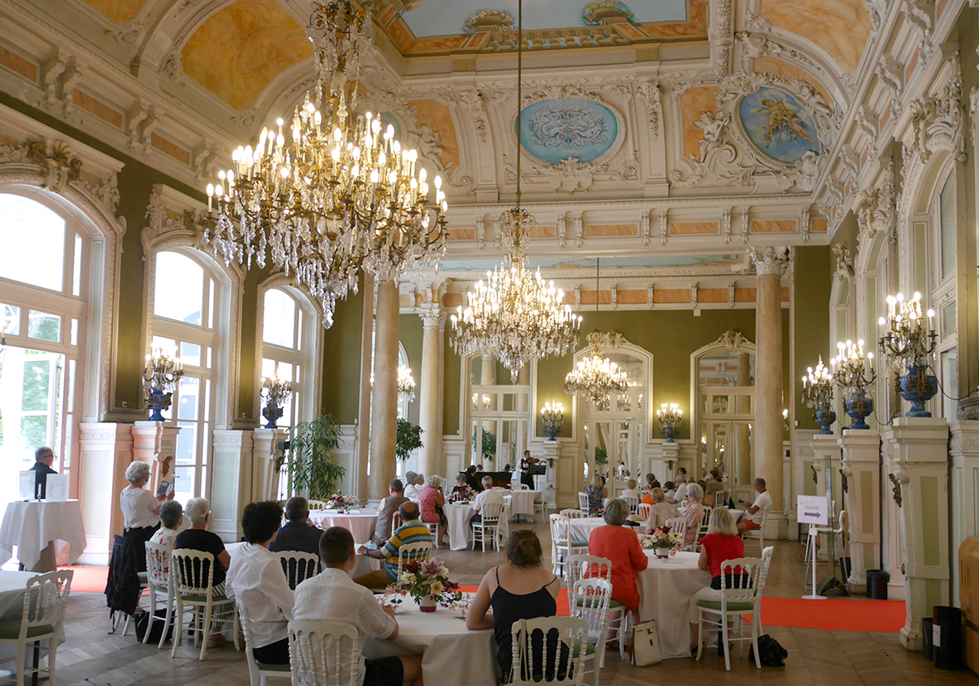 Un salon de thé estival et impérial à Vichy - A l’eau de Vichy